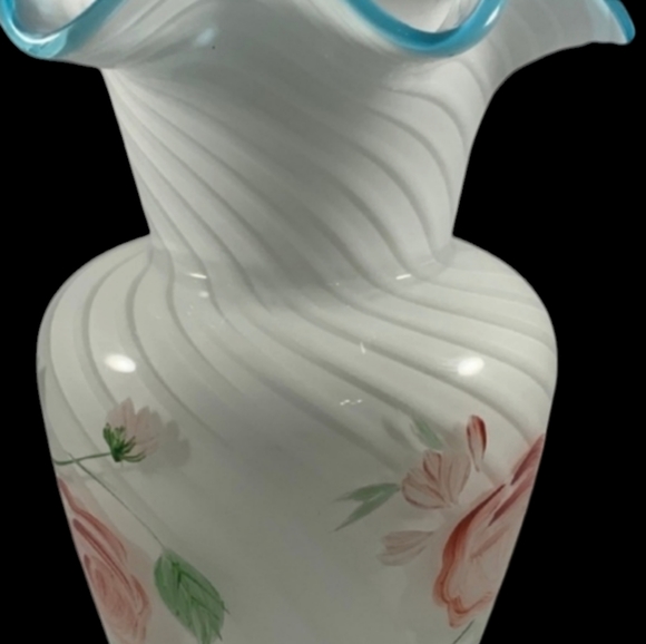 Teleflora | Accents | Vintage Blown Glass Teleflora Vase With Swirls ...
